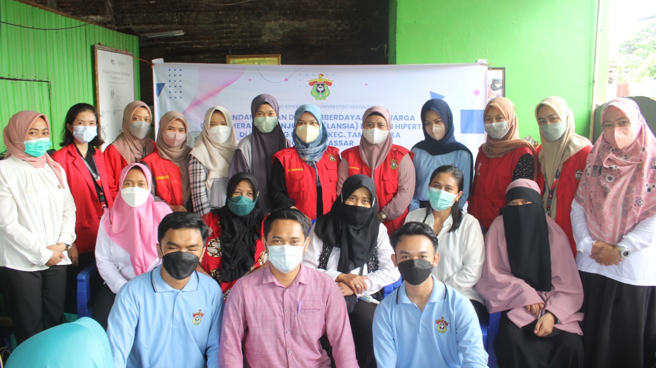 Tim Pengabdian Fakultas Keperawatan Unhas Dampingi Lansia dan Caregiver ...