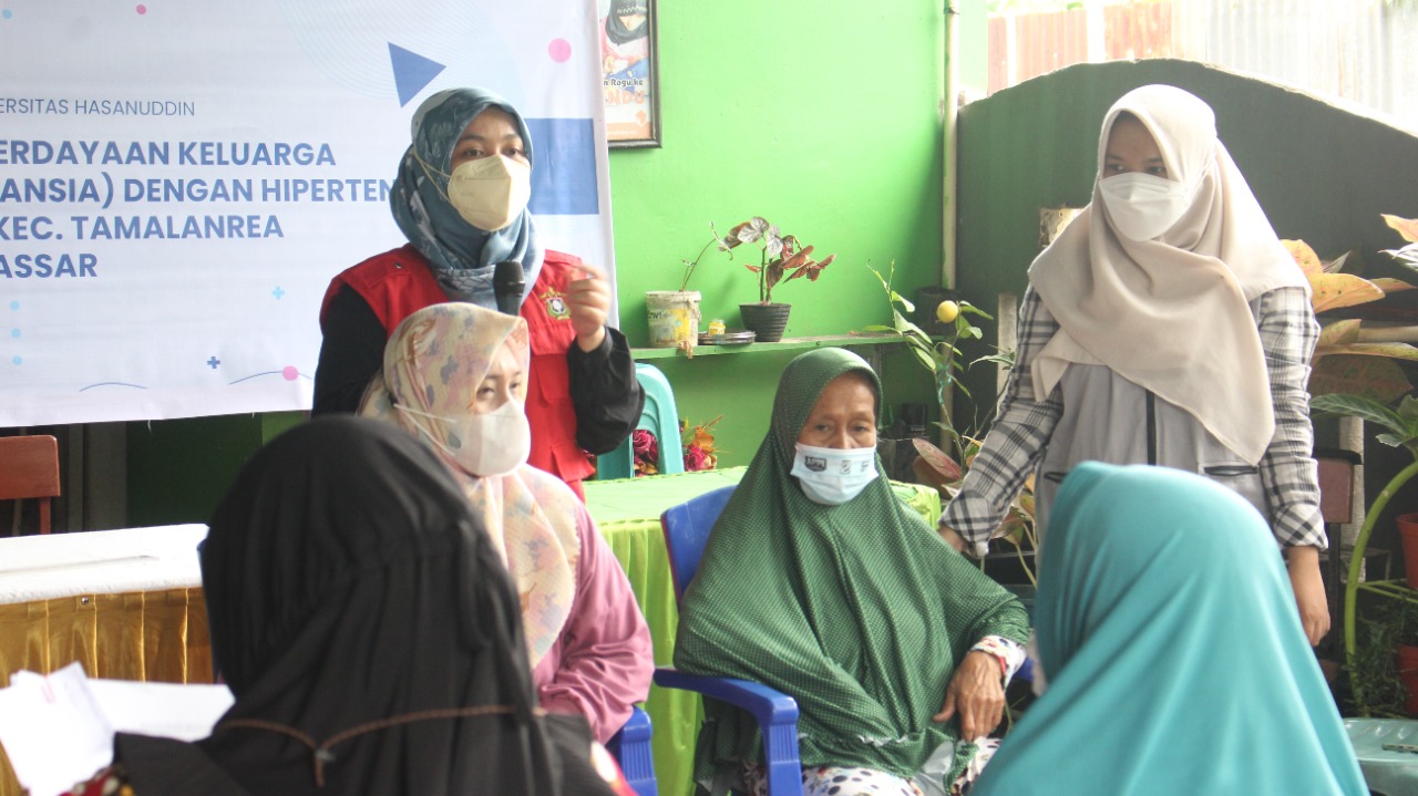 Tim Pengabdian Fakultas Keperawatan Unhas Dampingi Lansia dan Caregiver ...
